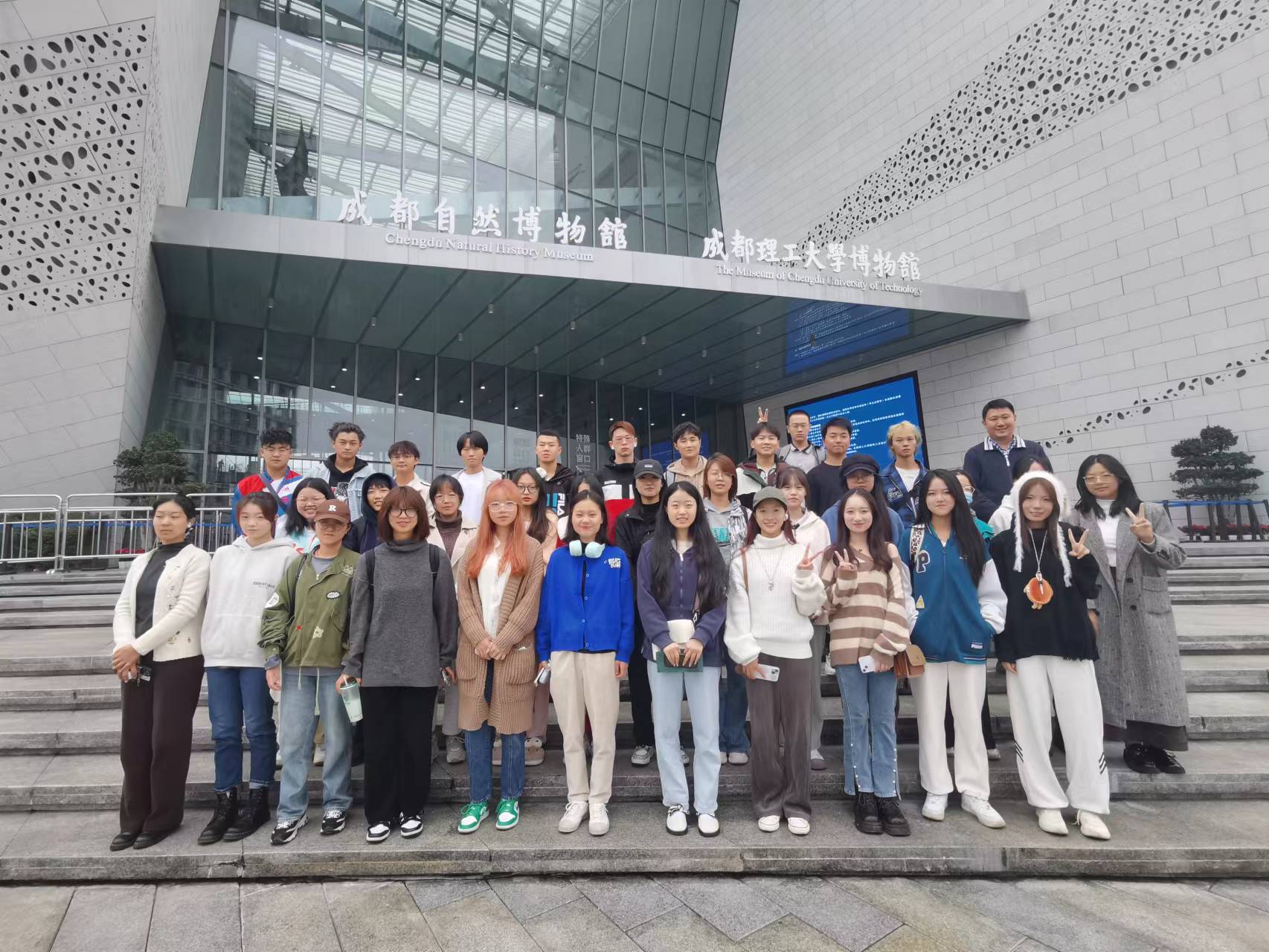 学院组织开展2023级新生入学教育系列活动——参观校史馆、图书馆、博物馆-成都理工大学传播科学与艺术学院